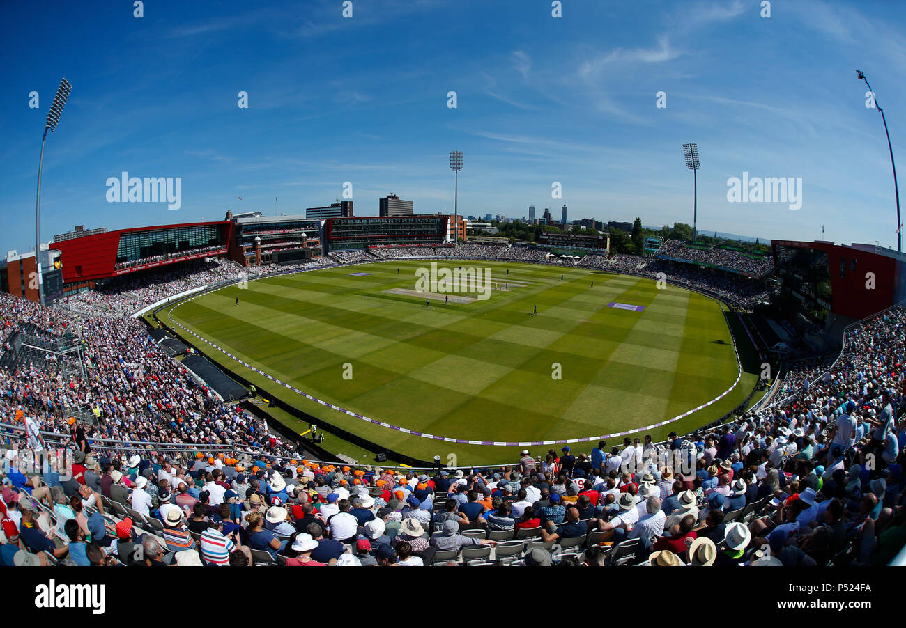 Old trafford crowd hi-res stock photography and images - Alamy