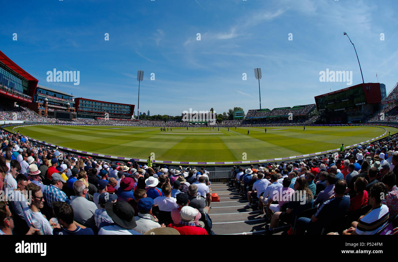 Old trafford crowd hi-res stock photography and images - Alamy