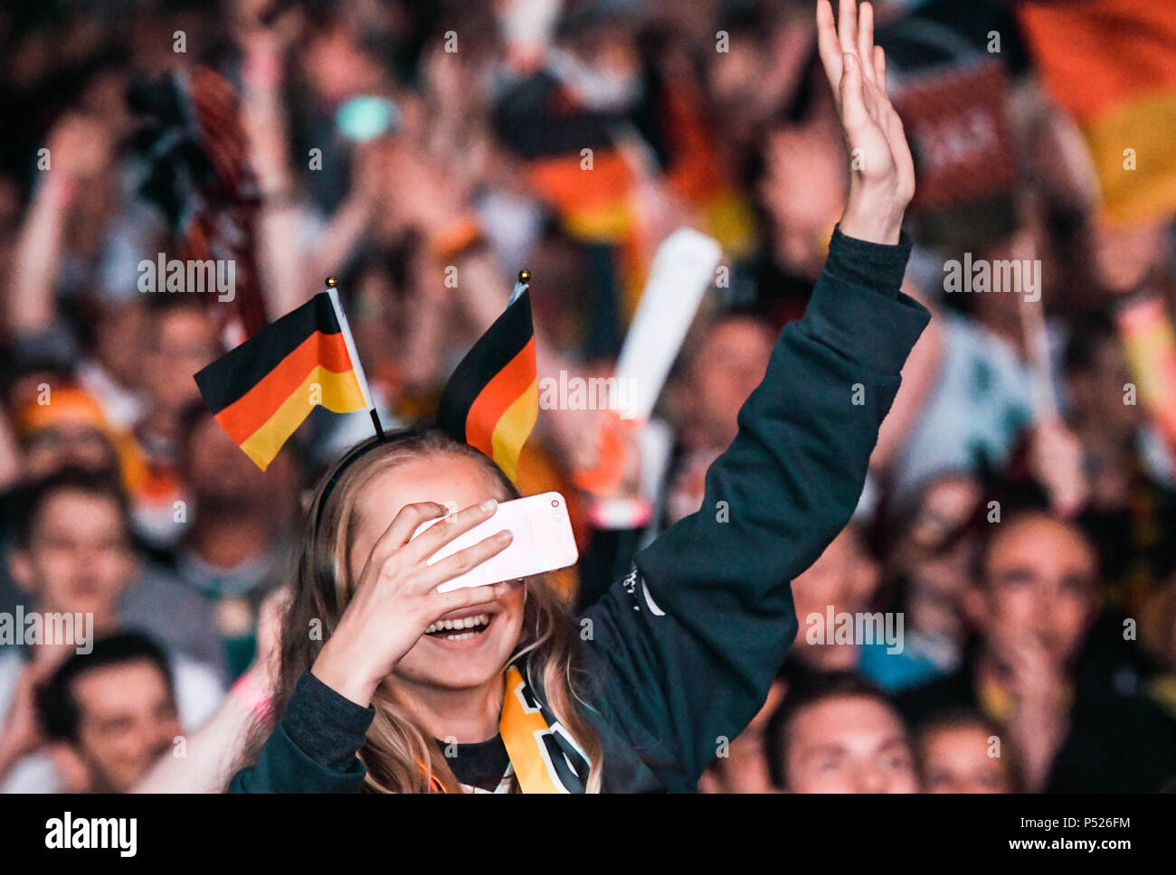 Cheering footbal team hi-res stock photography and images - Alamy