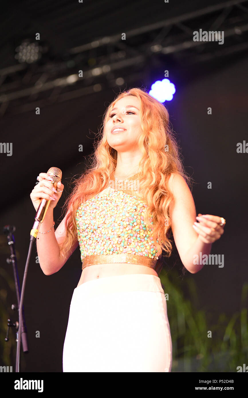 American idol contestant haley reinhart hi-res stock photography and ...