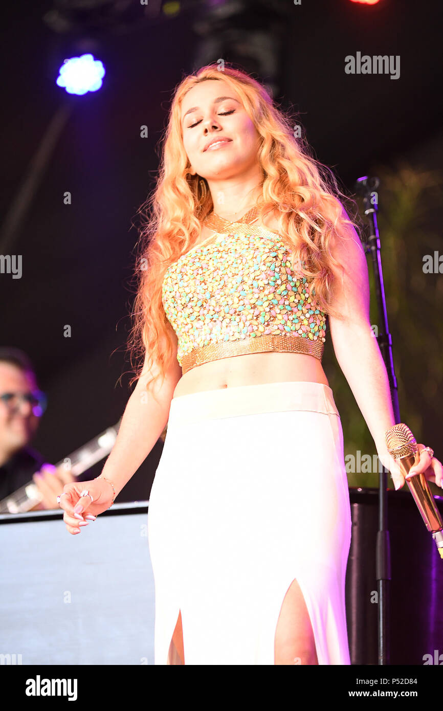 American idol contestant haley reinhart hi-res stock photography and ...