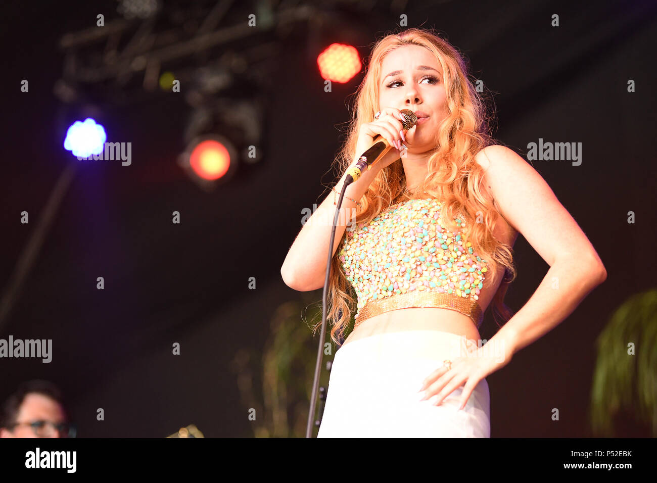 American idol contestant haley reinhart hi-res stock photography and ...