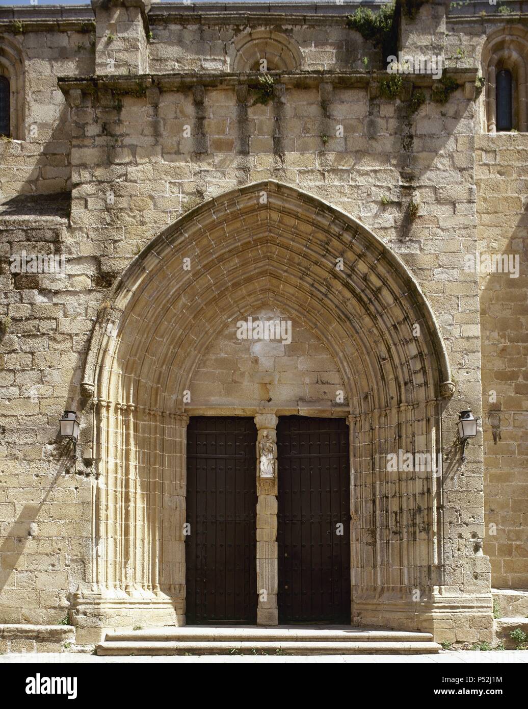Arco apuntado hi-res stock photography and images - Alamy