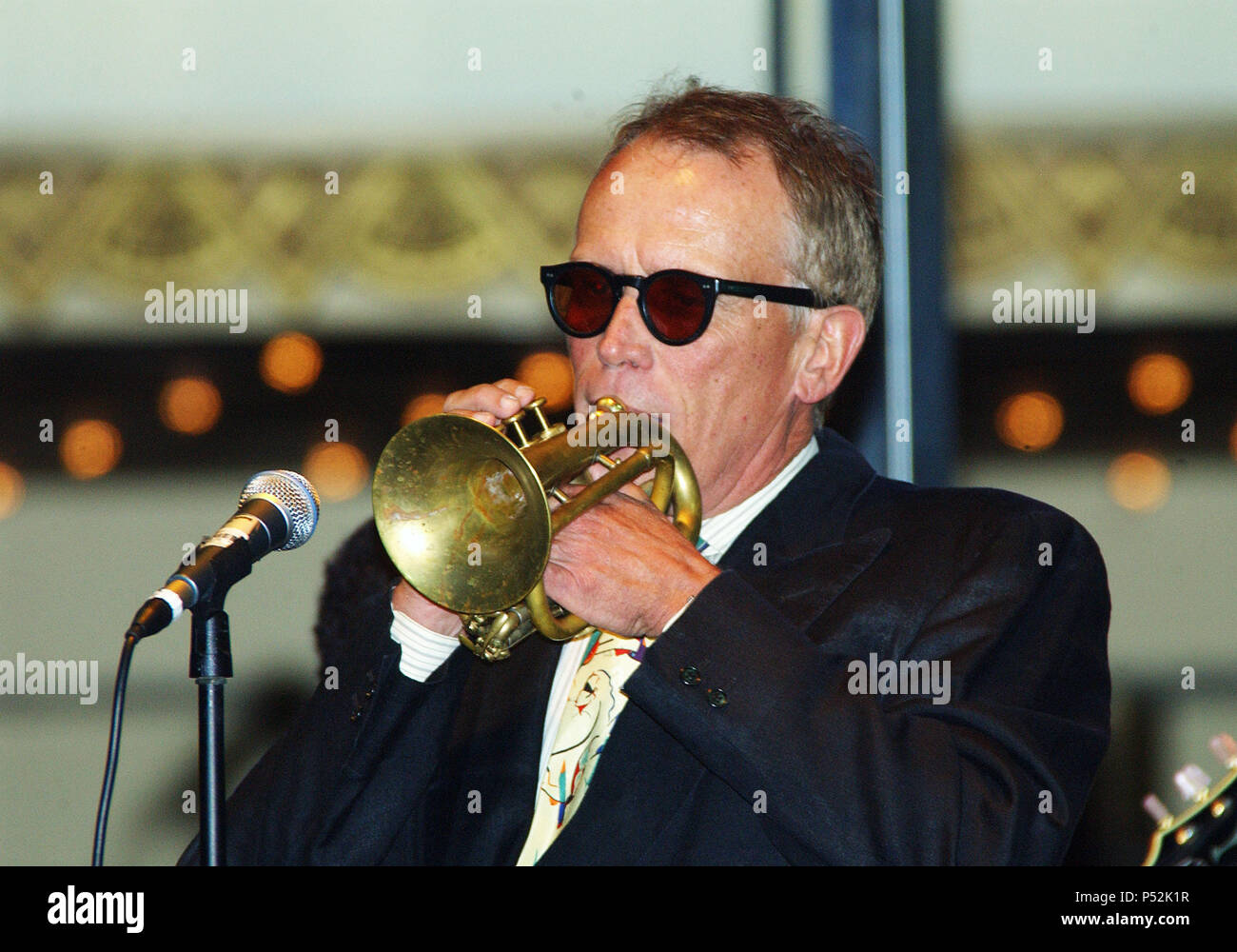 Peter Weller playing trumpett with the Jeff Goldblum Jazz Band The ...
