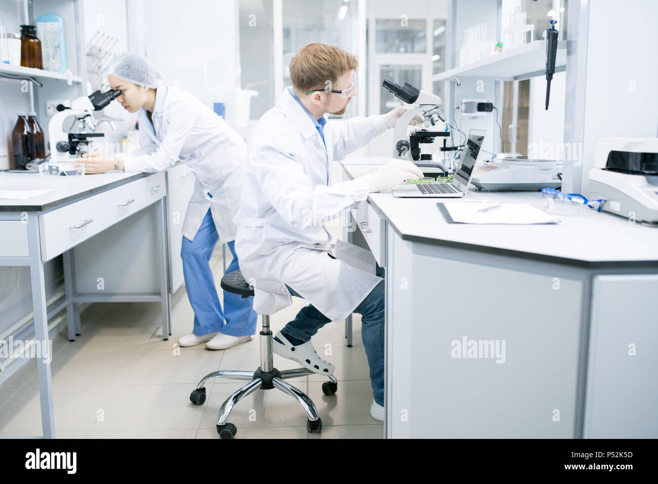 Microbiologist microscope hi-res stock photography and images - Alamy