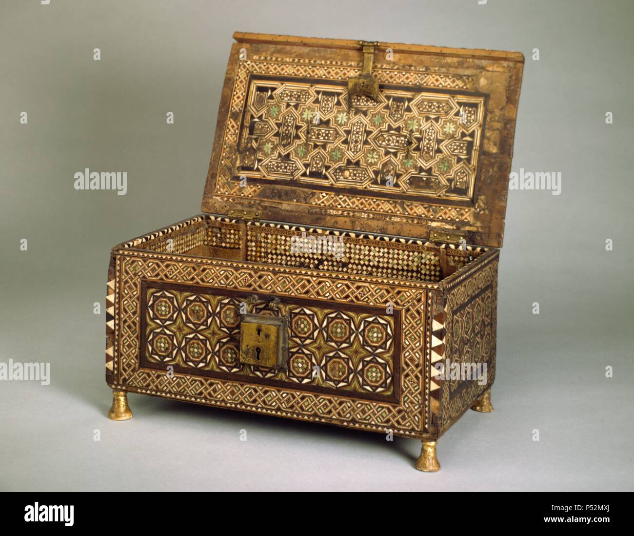 Madrid, M.A.N. Arte Edad Media. Arqueta de escribano en madera y ...