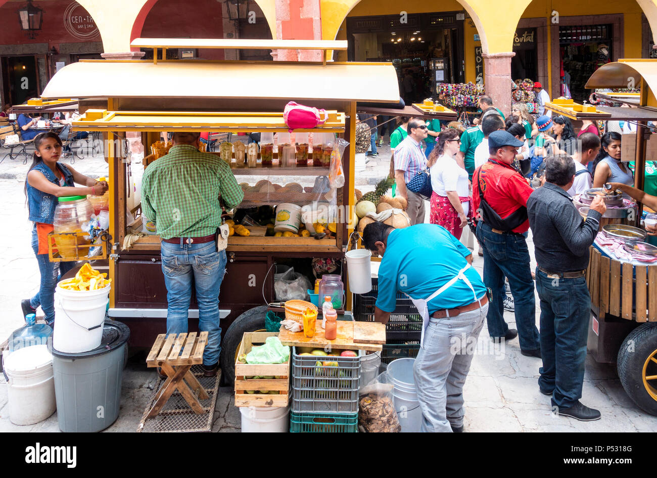 Food carts hi-res stock photography and images - Alamy