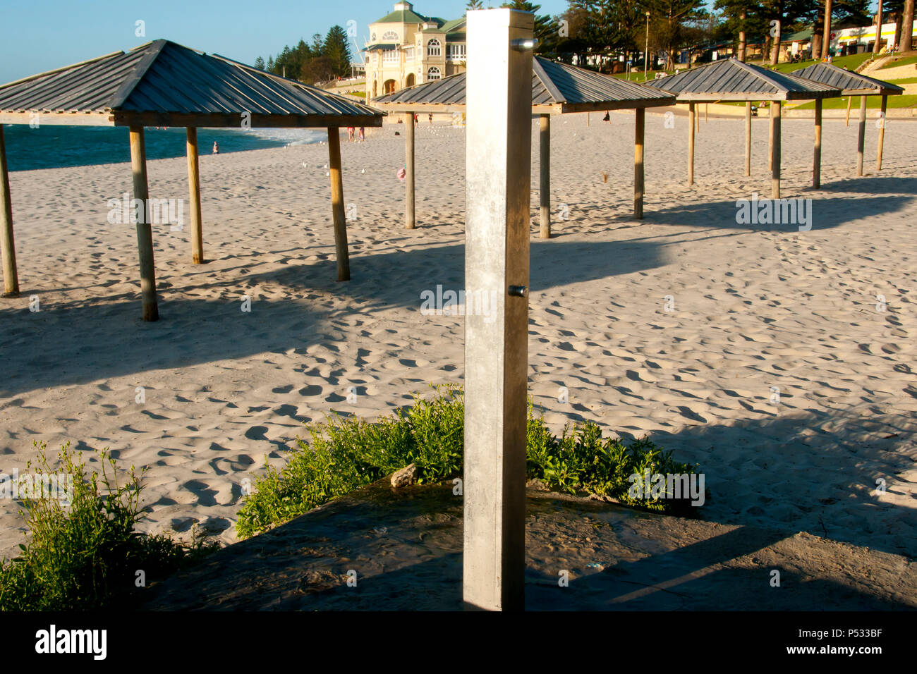 Public beach showers hi-res stock photography and images - Alamy