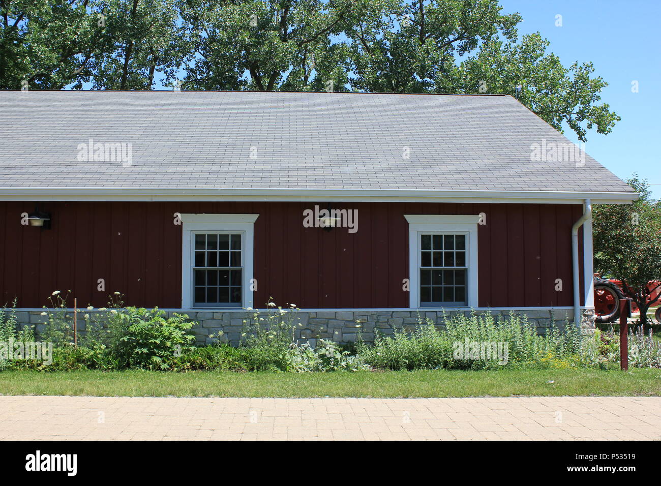 Red barn and white trim hi-res stock photography and images - Alamy