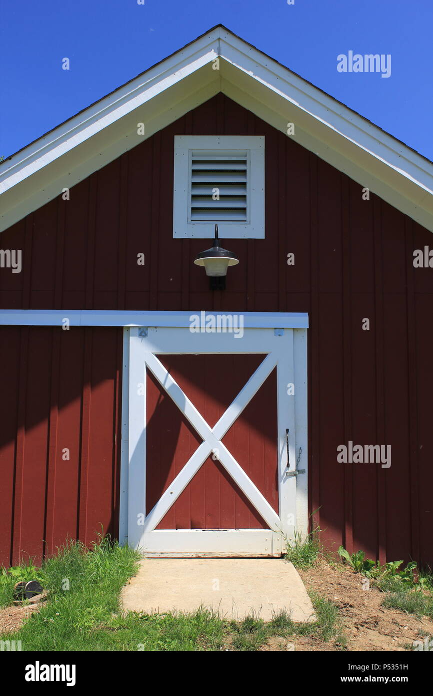 Traditional barn red building built for a farm Stock Photo - Alamy