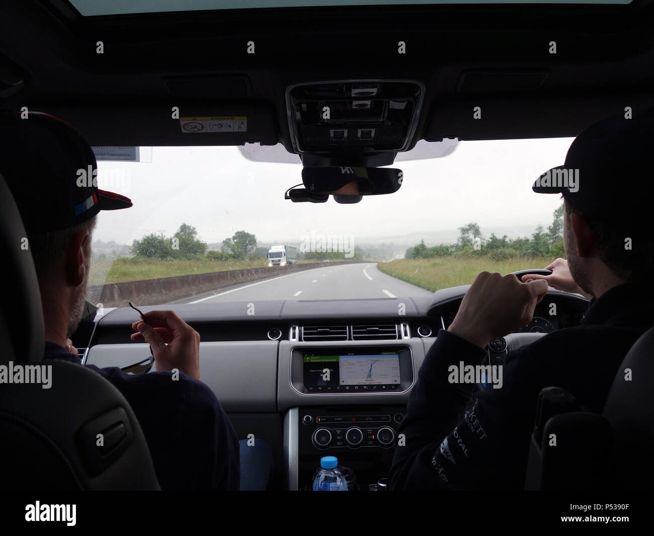 Range rover side hi-res stock photography and images - Alamy