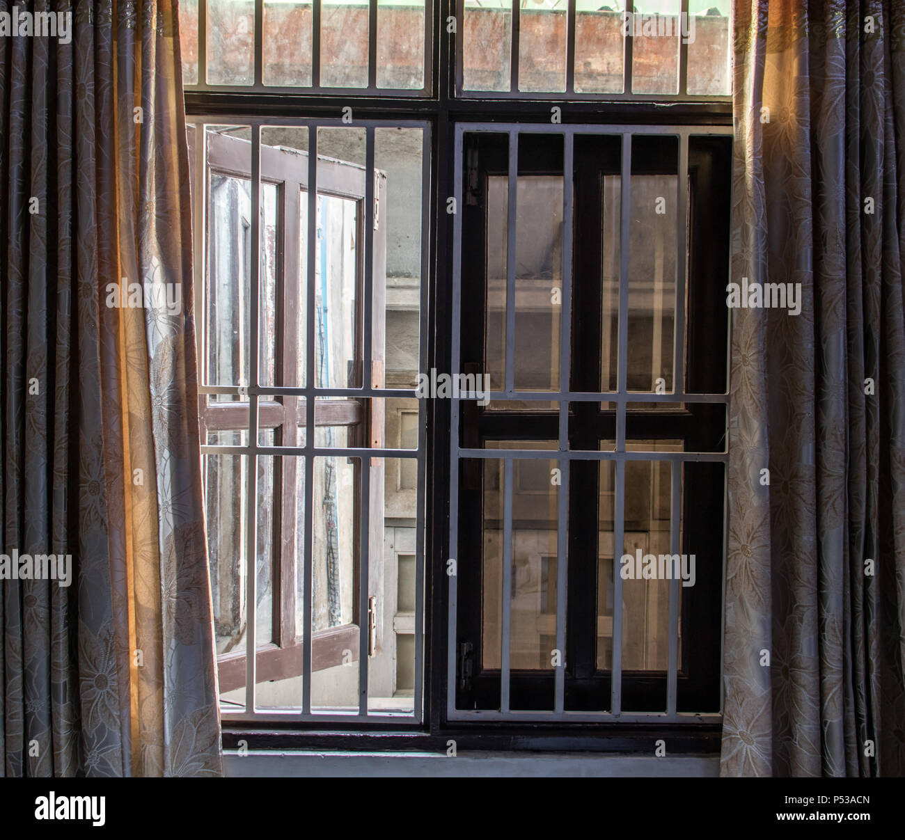 Security window grill metal hi-res stock photography and images - Alamy