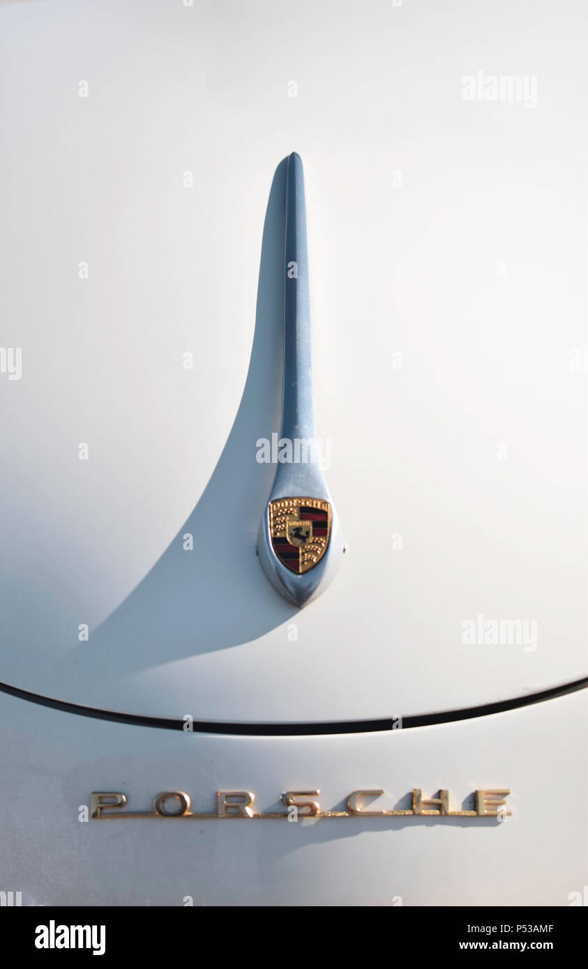 Porsche logo hi-res stock photography and images - Alamy
