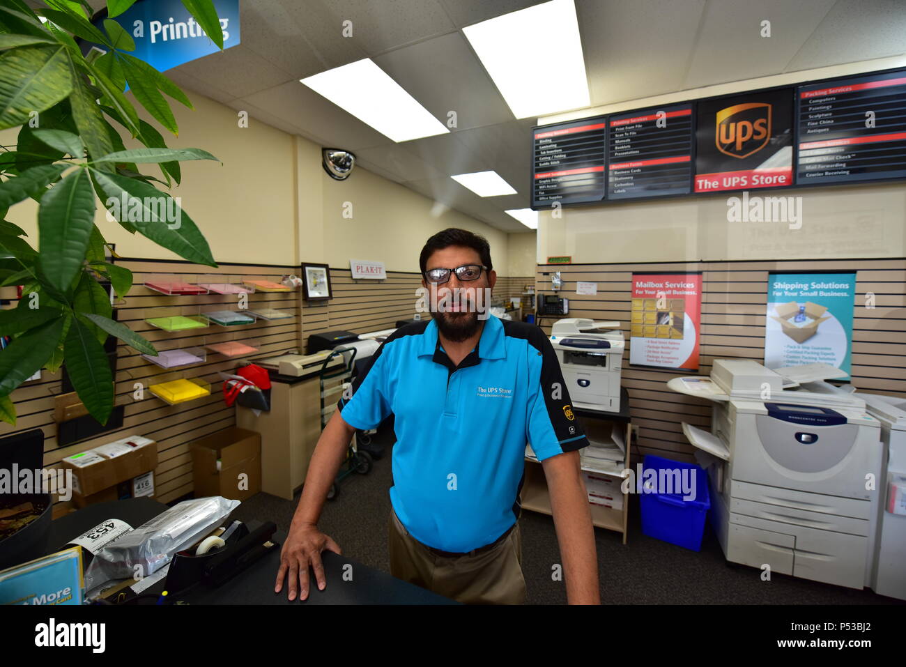 The ups store hi-res stock photography and images - Alamy