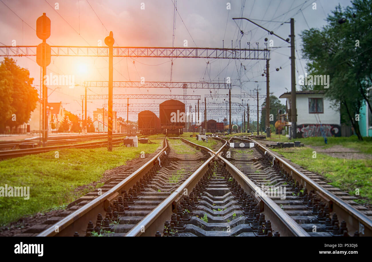 Train tracks leading into the sunset Stock Photo - Alamy