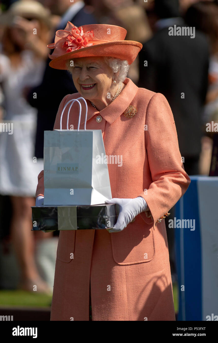 Queen elizabeth ii presents trophies hi-res stock photography and ...