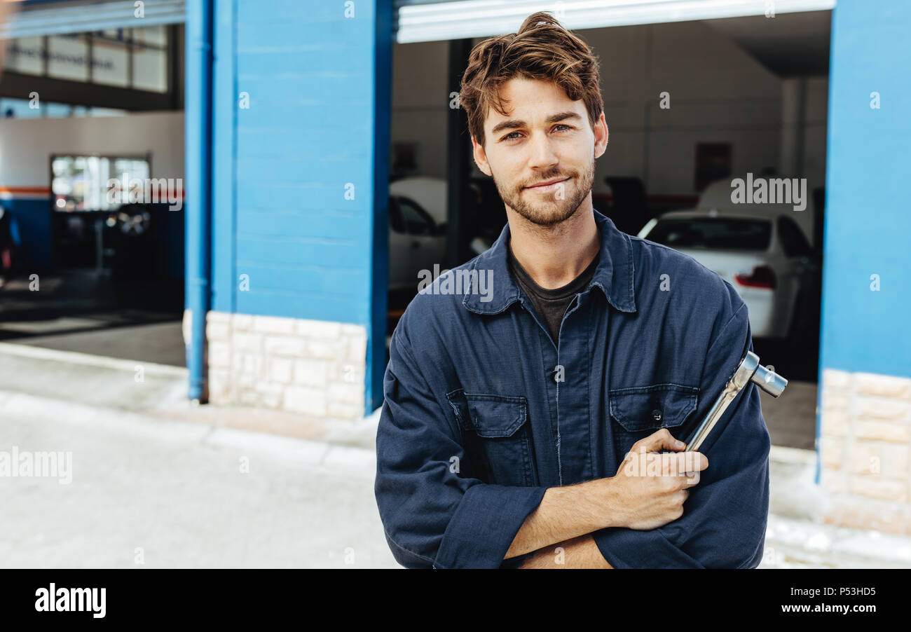 Mechanic uniform hi-res stock photography and images - Alamy