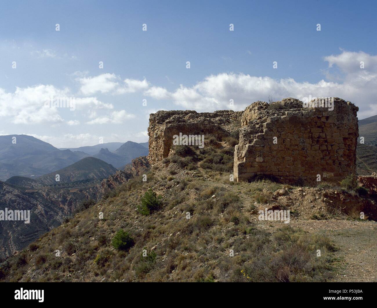 LA RIOJA. HERCE. Vista general de las ruinas del CASTILLO que domina la ...