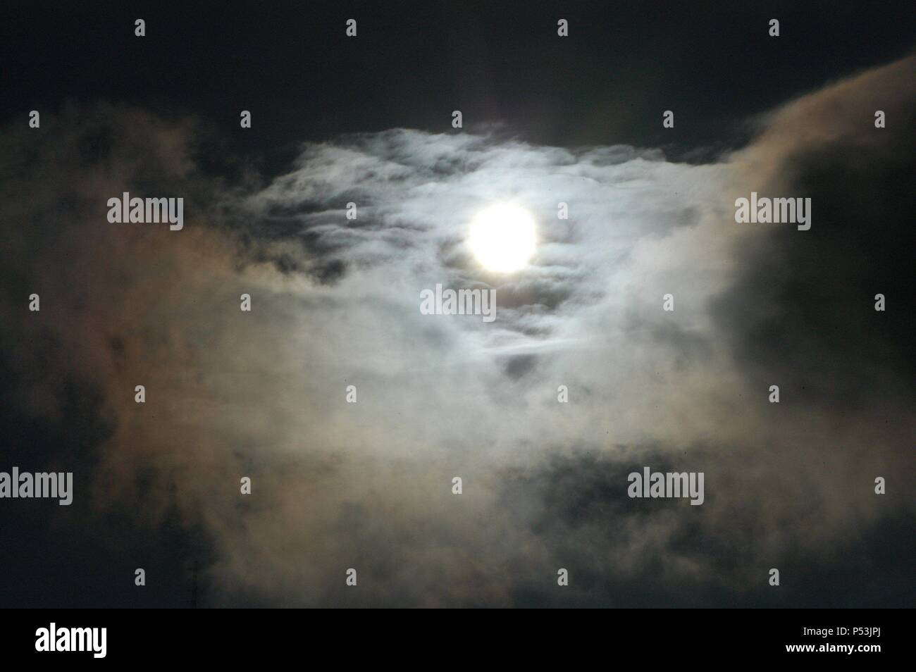 Sol entre nubes hi-res stock photography and images - Alamy