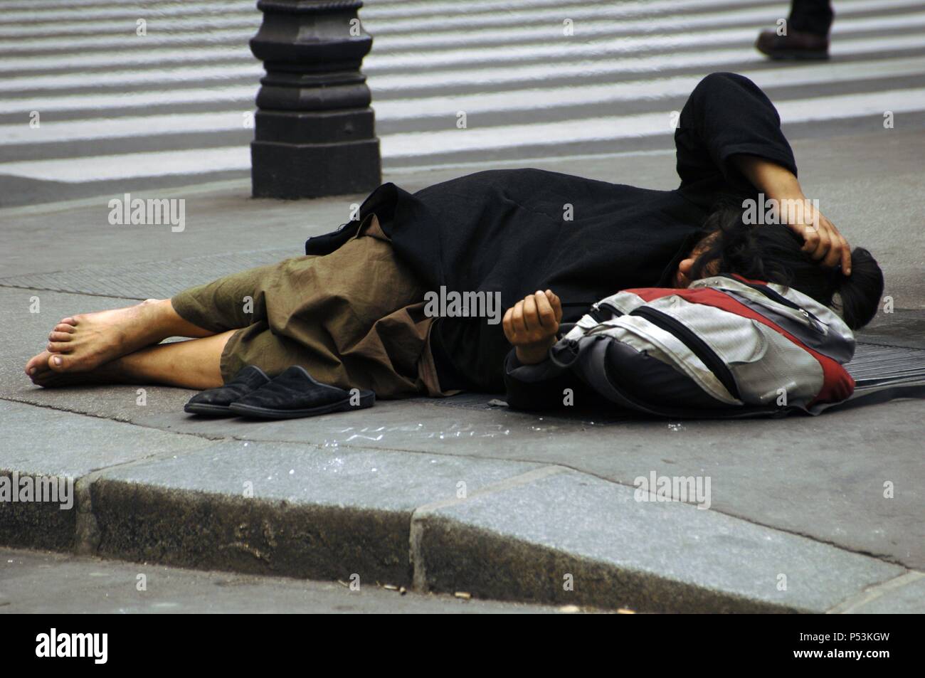 INDIGENTE en el suelo Stock Photo - Alamy