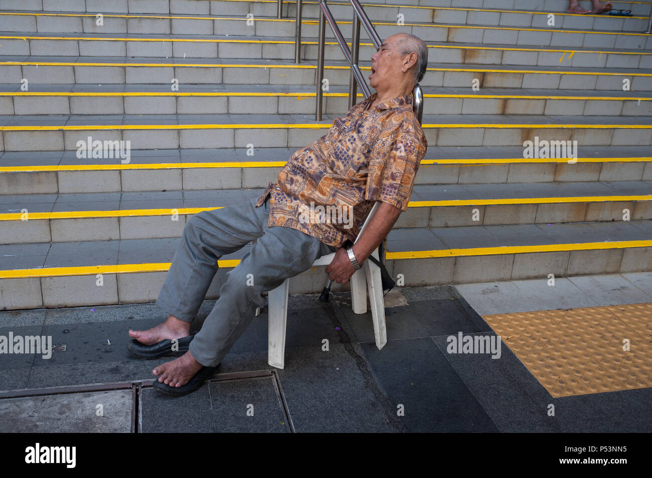 Singapore, Republic of Singapore, man sleeps in Chinatown Stock Photo ...