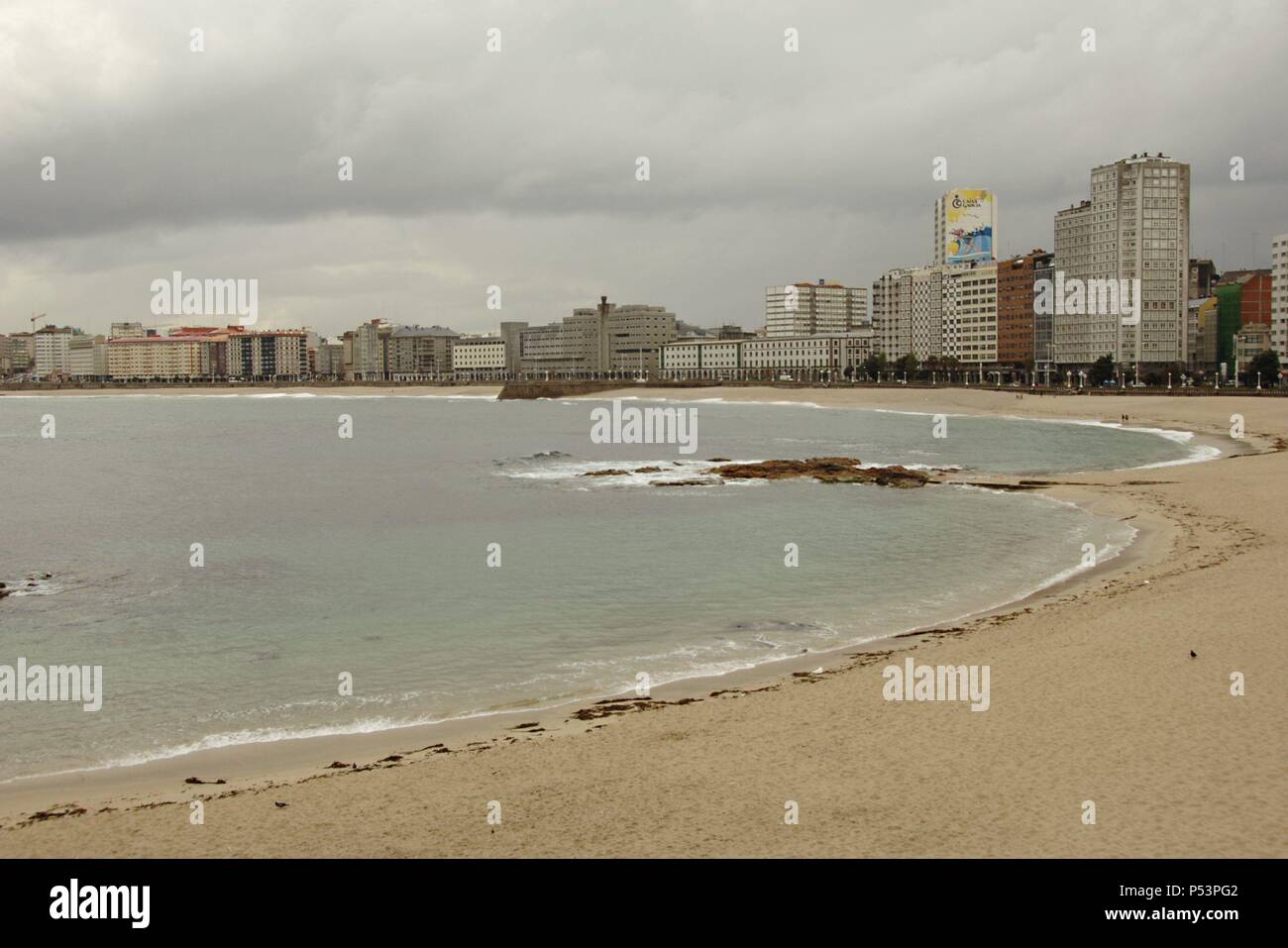 GALICIA. A CORUÑA. Panorámica de la PLAYA DE RIAZOR. España Stock Photo ...
