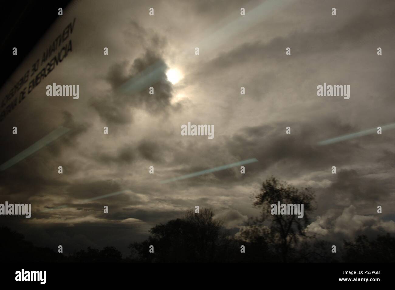 Sol entre nubes hi-res stock photography and images - Alamy