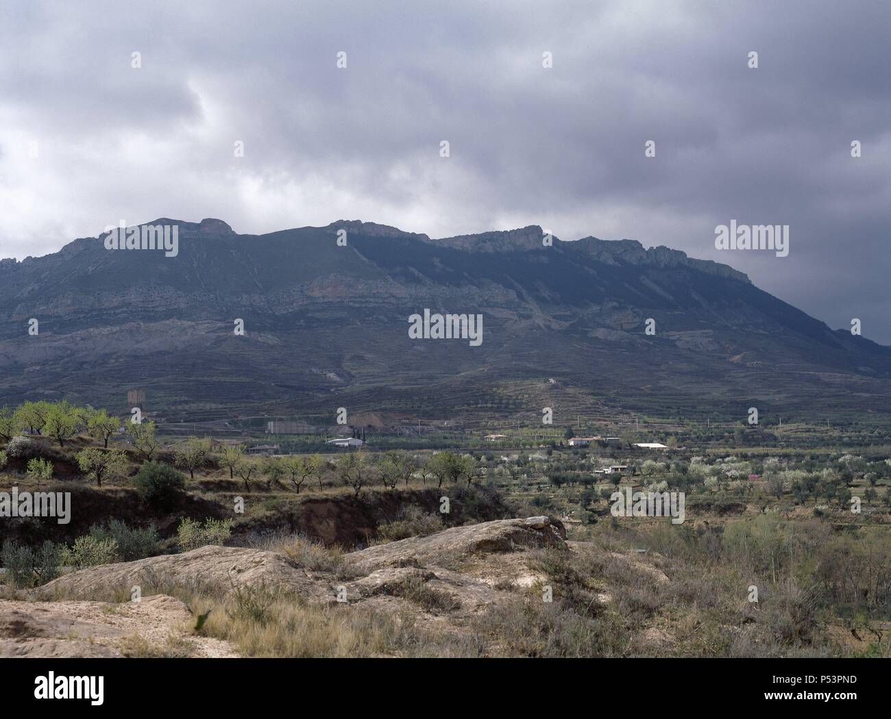 LA RIOJA. Vista de la sierra en la que se encuentra la PEÑA ISASA o ...