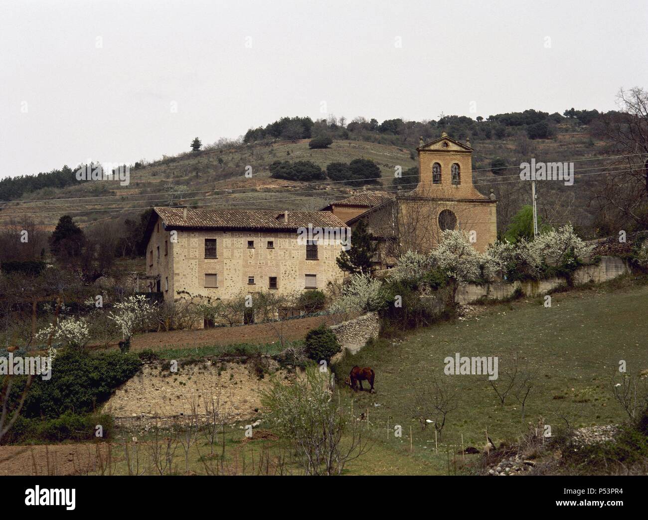 LA RIOJA. PEDROSO. Vista general de la localidad, asentada bajo las ...