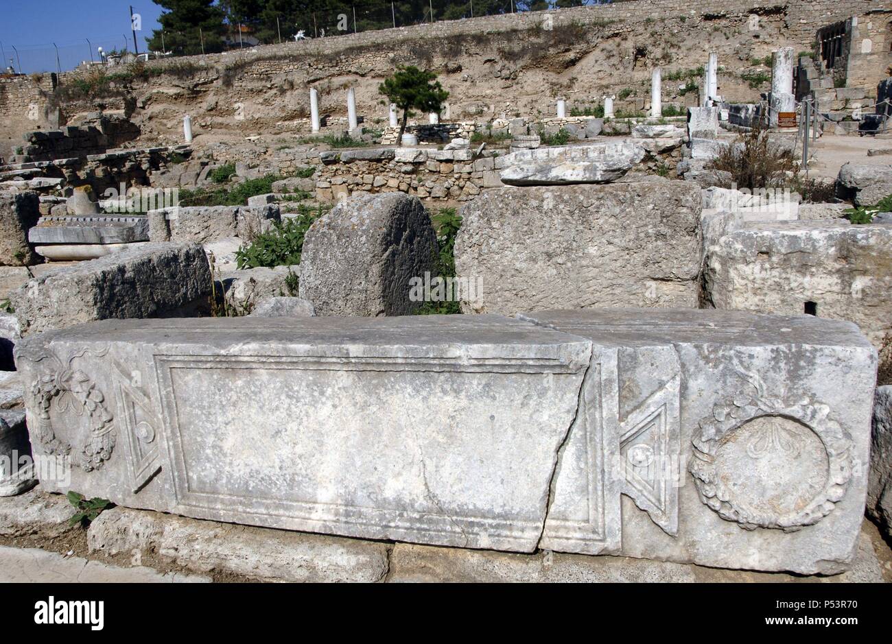 ARTE GRIEGO. GRECIA. RUINAS DE CORINTO. Vista parcial del recinto ...
