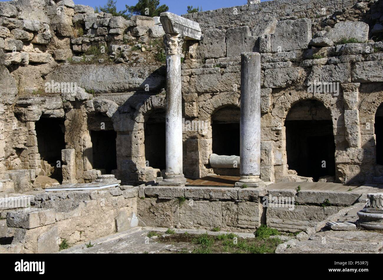 ARTE GRIEGO. GRECIA. RUINAS DE CORINTO. Vista de la FUENTE DE PIRENE ...