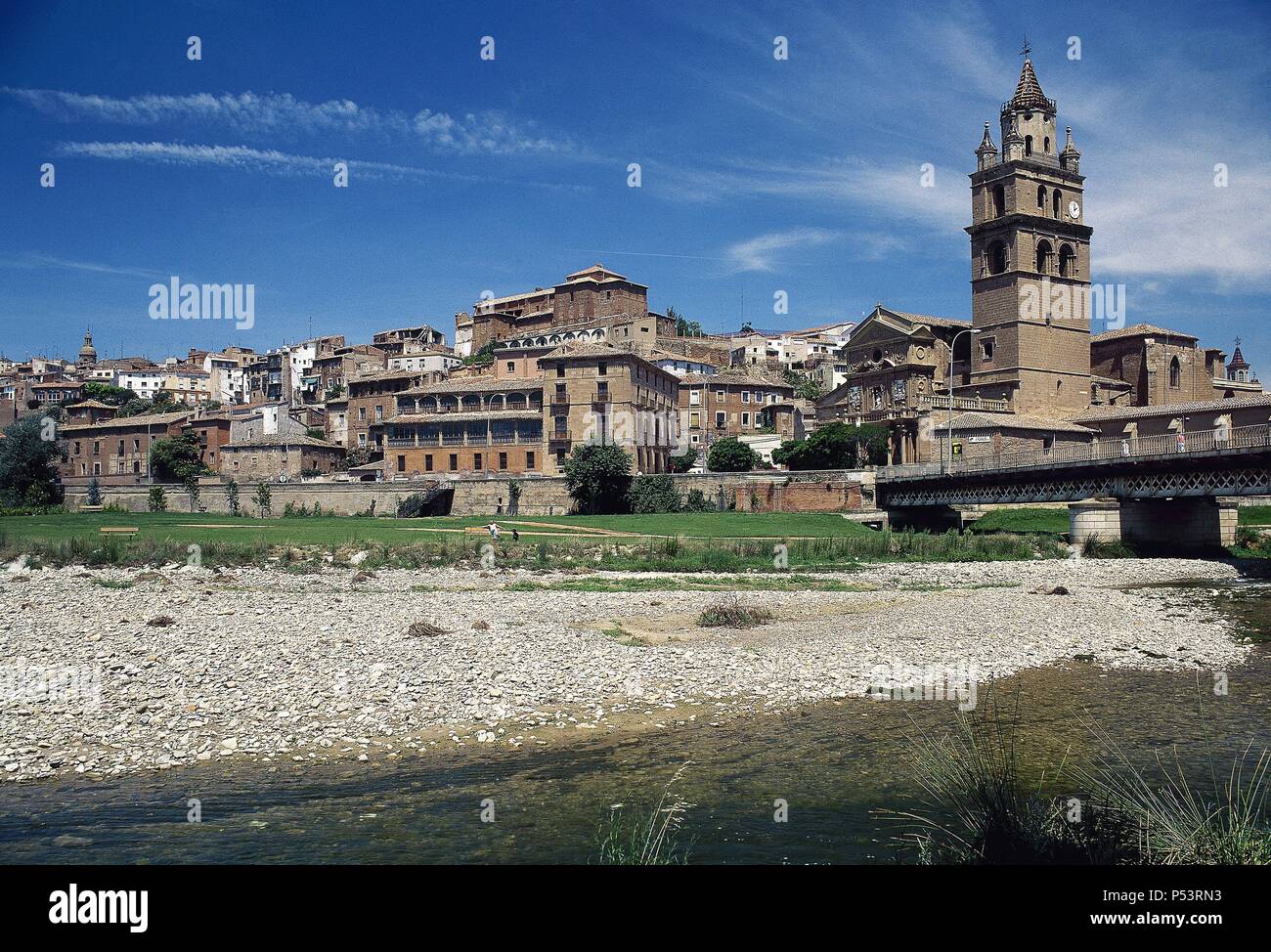 LA RIOJA. CALAHORRA. Vista de la localidad asentada a orillas del RIO ...