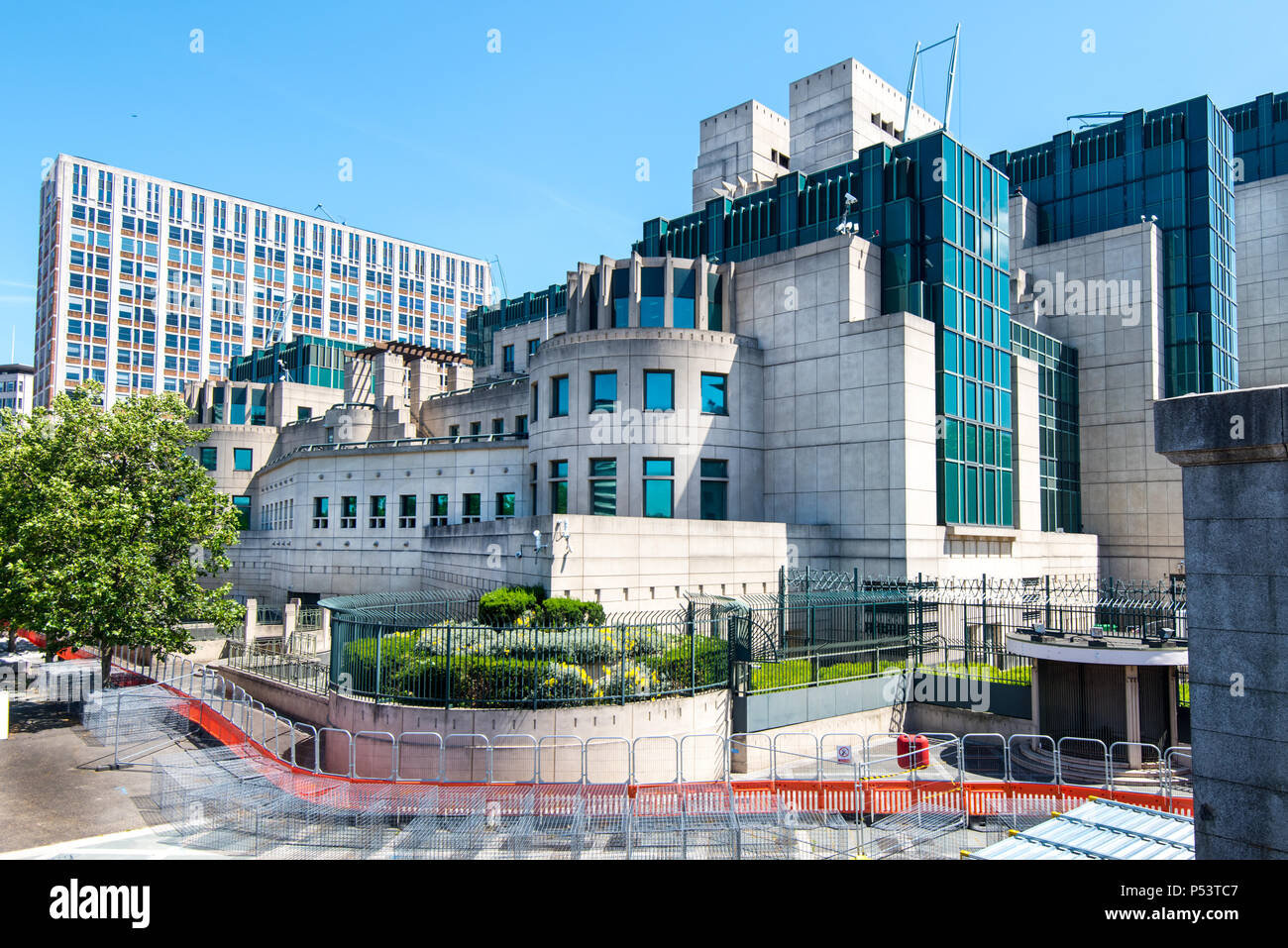 Albert embankment hi-res stock photography and images - Alamy