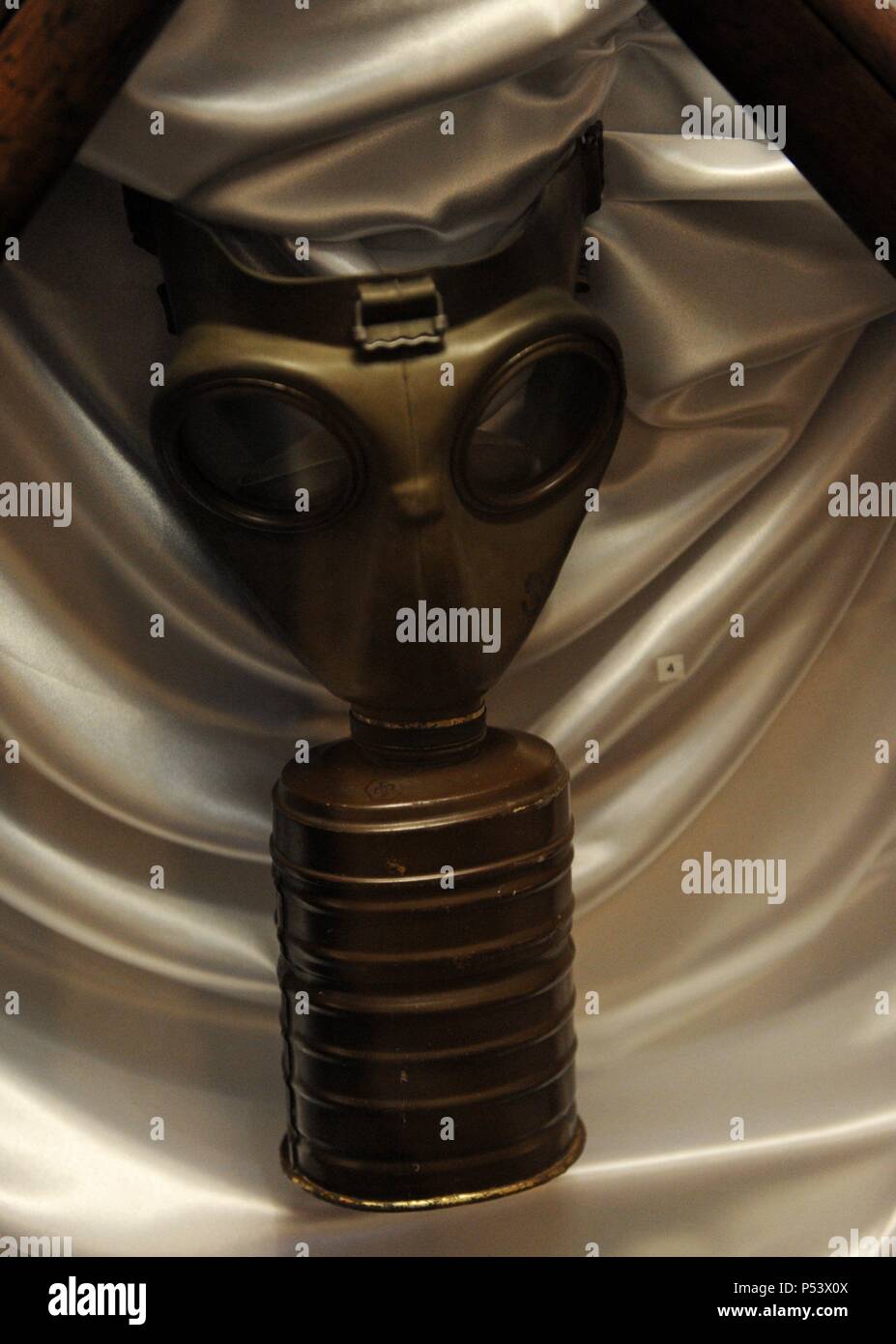 Polish C2 gas mask with absorber. Model 32. Oskar Schlinder Museum ...