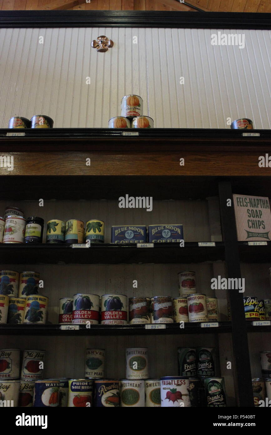 Traditional vintage country store Stock Photo - Alamy