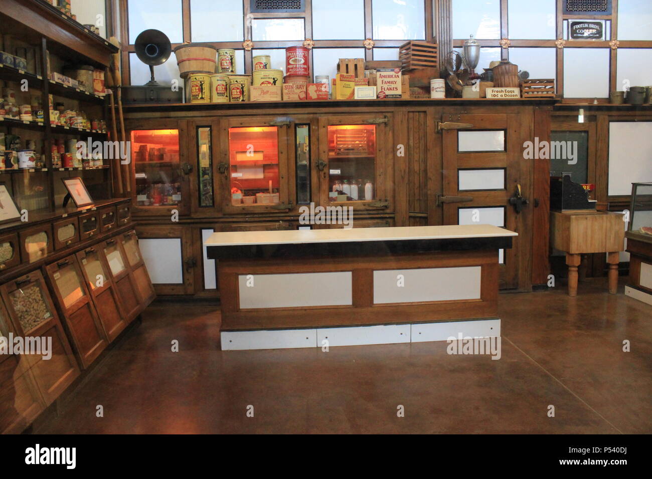 Traditional vintage country store Stock Photo - Alamy