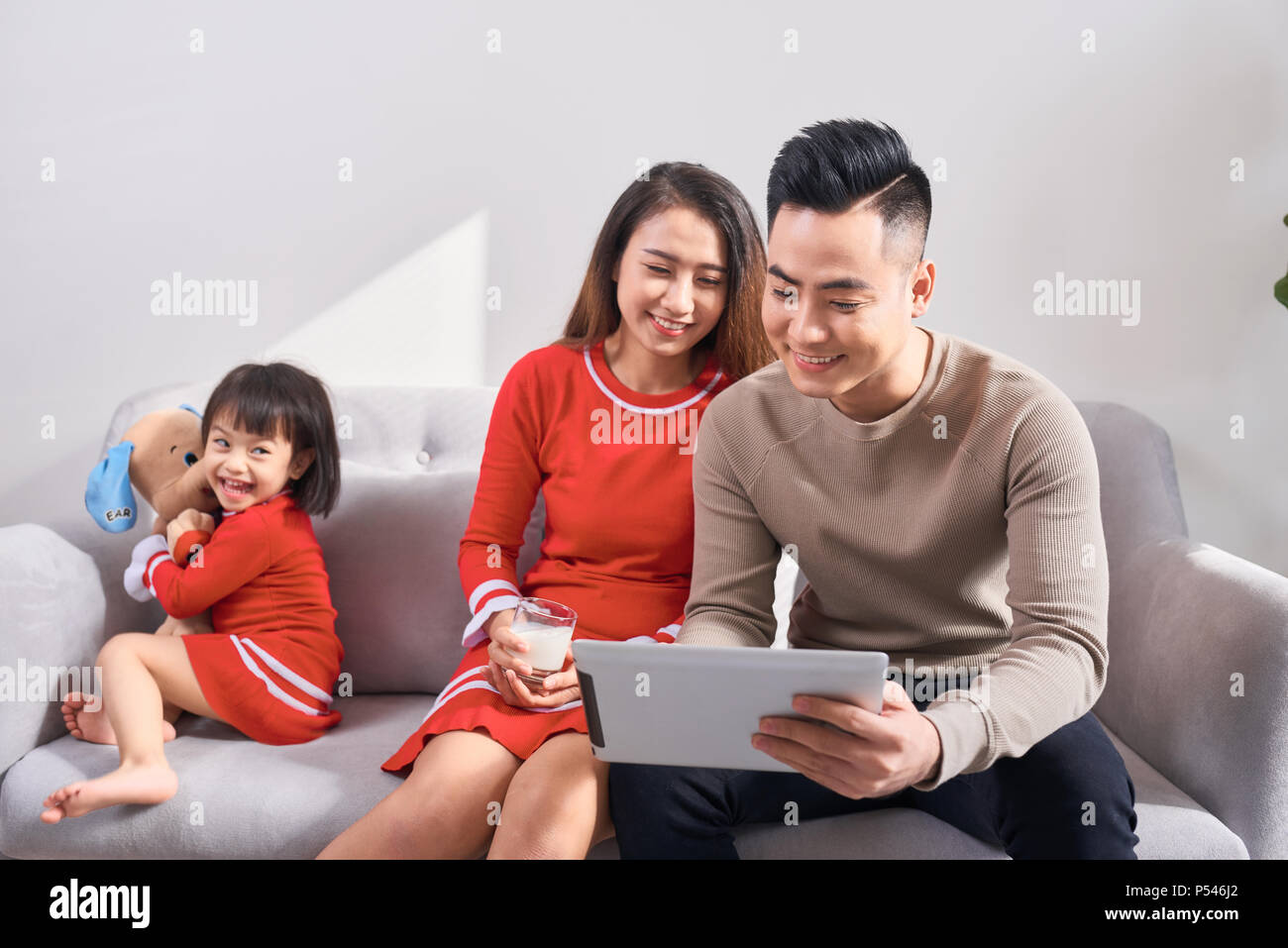 Family and technology hi-res stock photography and images - Alamy