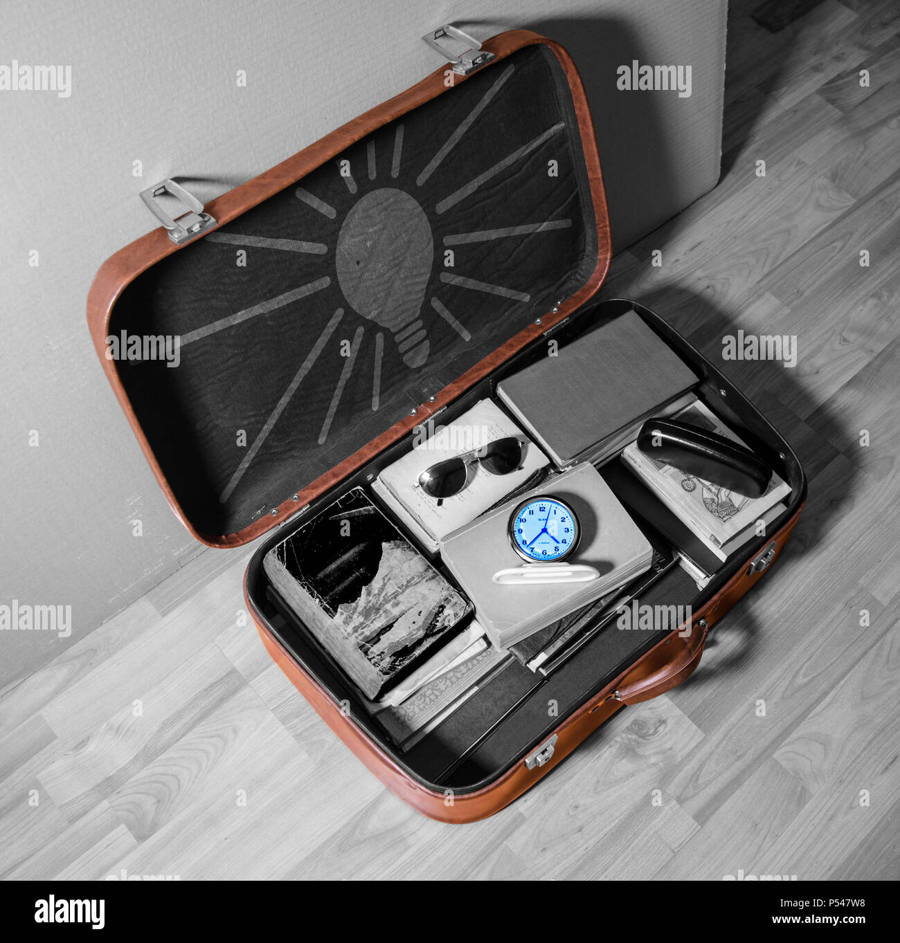 Open suitcase books hi-res stock photography and images - Alamy