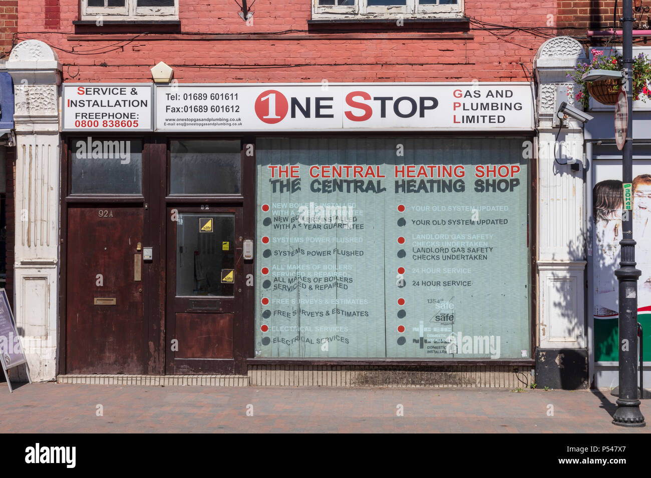 Shops shutting down and empty to let hi-res stock photography and ...