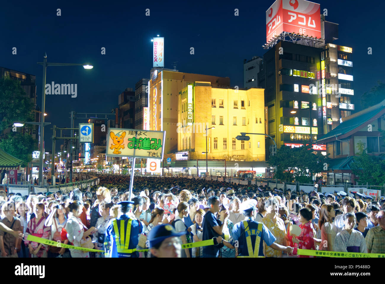 Japanese crowds Asakusa, Tokyo, Japan Stock Photo - Alamy
