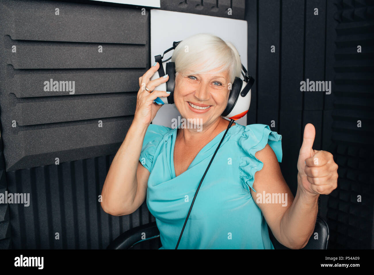 Elderly headphones hospital hi-res stock photography and images - Alamy