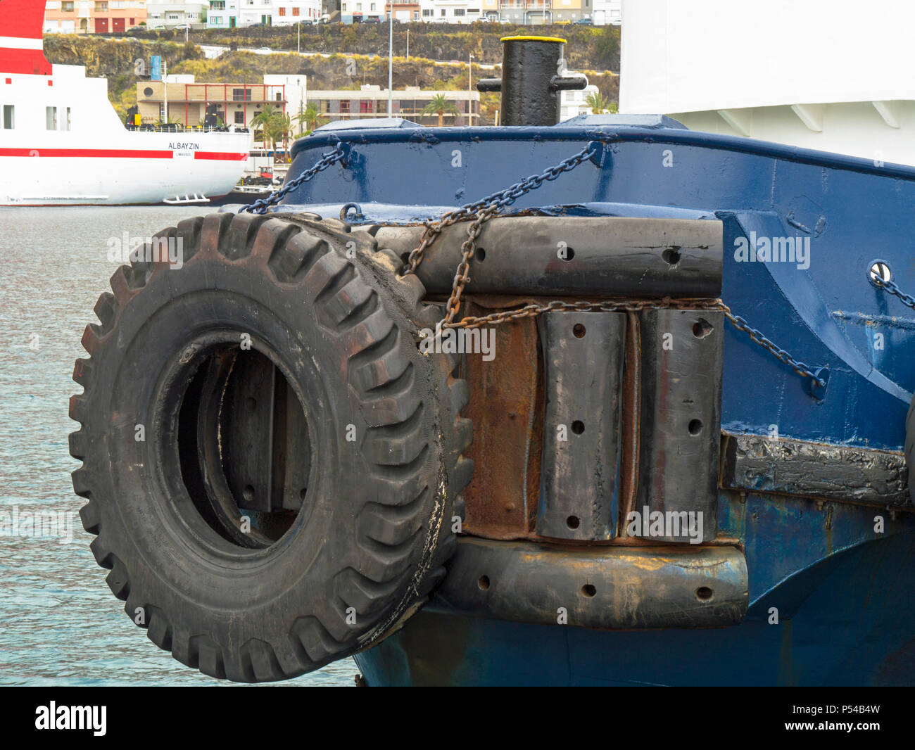 Tyre tire fender ship hi-res stock photography and images - Alamy