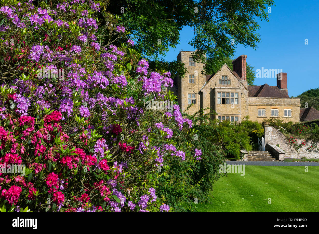 Grade 1 listed elizabethan house hi-res stock photography and images ...