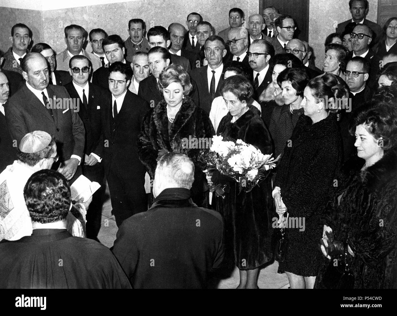 Carmen Polo, esposa de Francisco Franco, presidiendo la inauguración ...