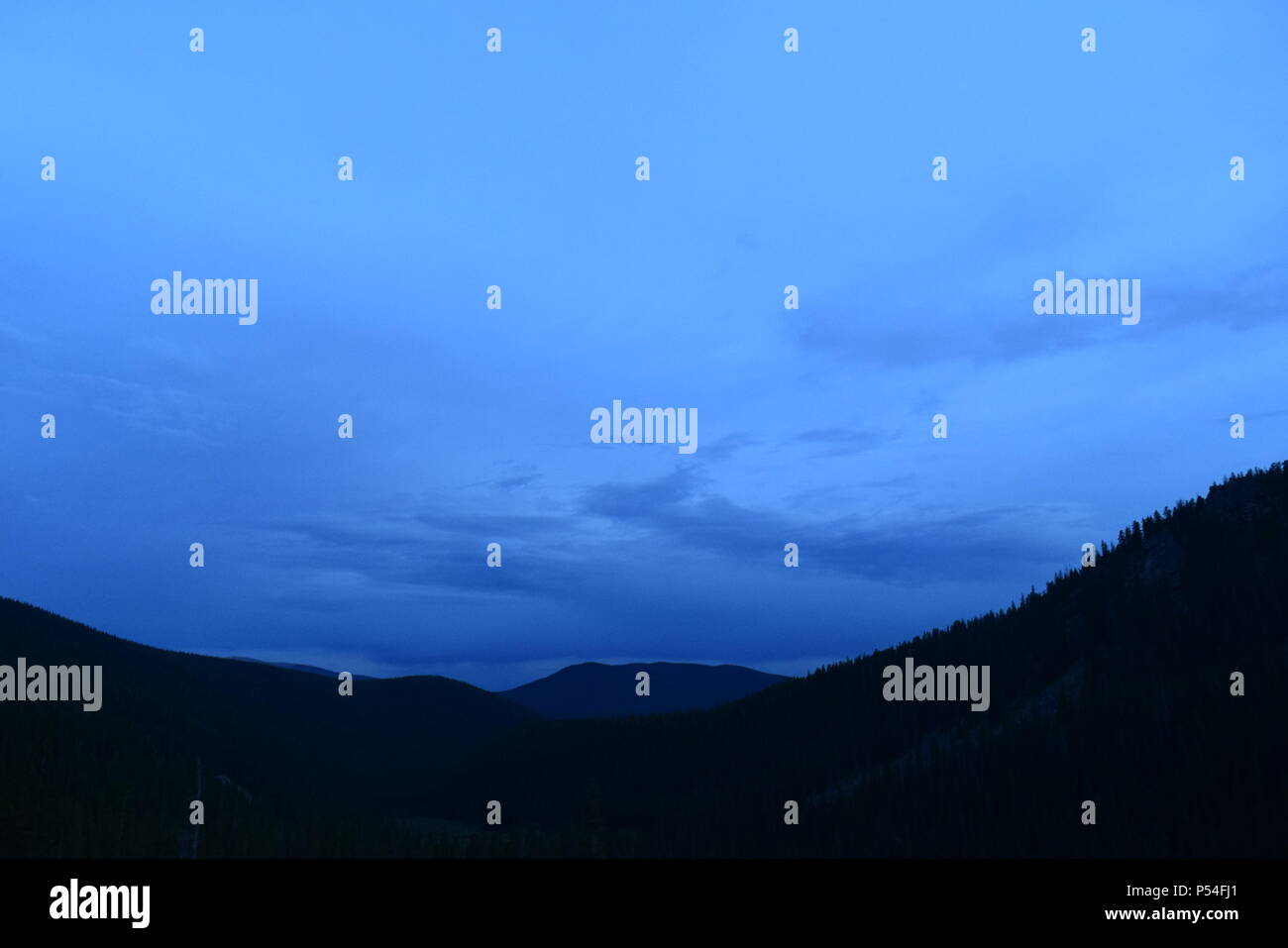 Blue skies over mountains hi-res stock photography and images - Alamy