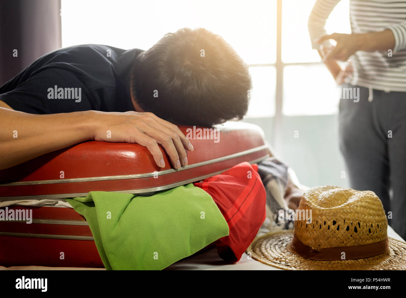 Suitcase overflowing clothes hi-res stock photography and images - Alamy
