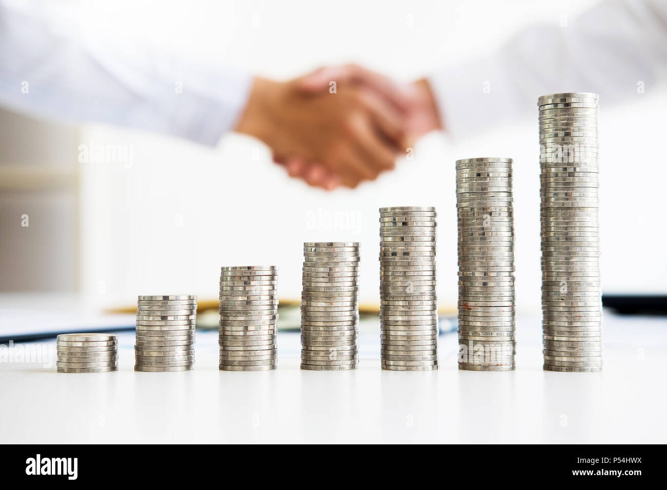 Hand shake with currency hi-res stock photography and images - Alamy