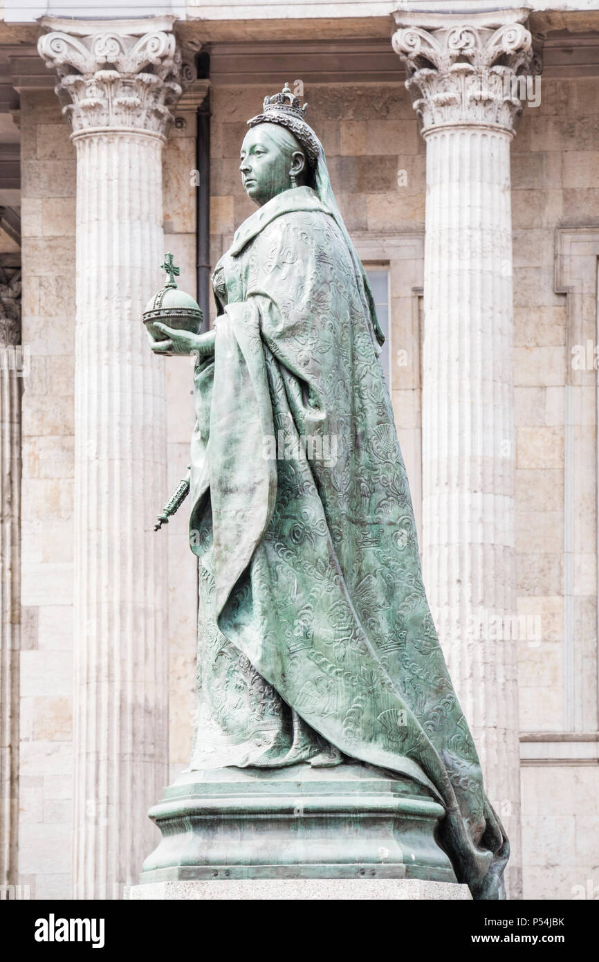 Statues of queen victoria hi-res stock photography and images - Alamy