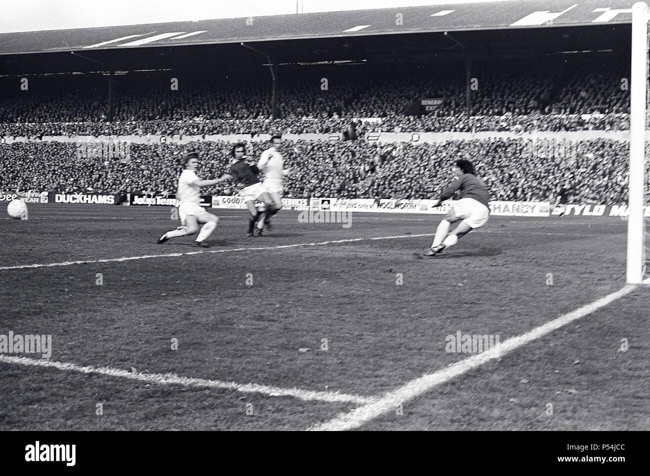 Derby v leeds hi-res stock photography and images - Alamy