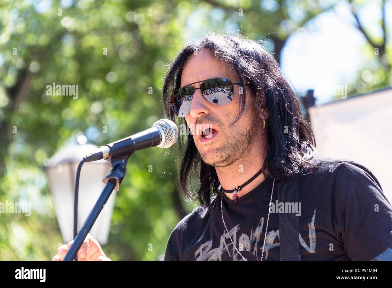 Sings singing microphone stage hi-res stock photography and images - Alamy